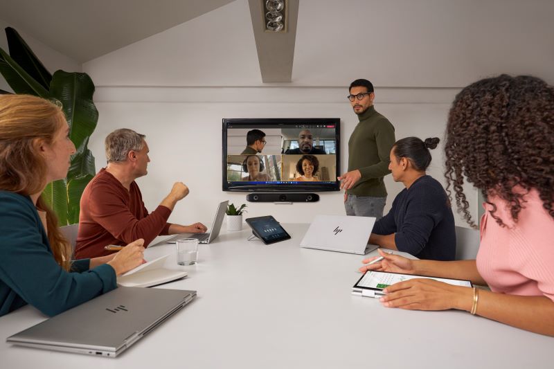 Według raportu HP Work Relationship Index 2024 użytkownicy AI mają zdrowsze podejście do pracy ...